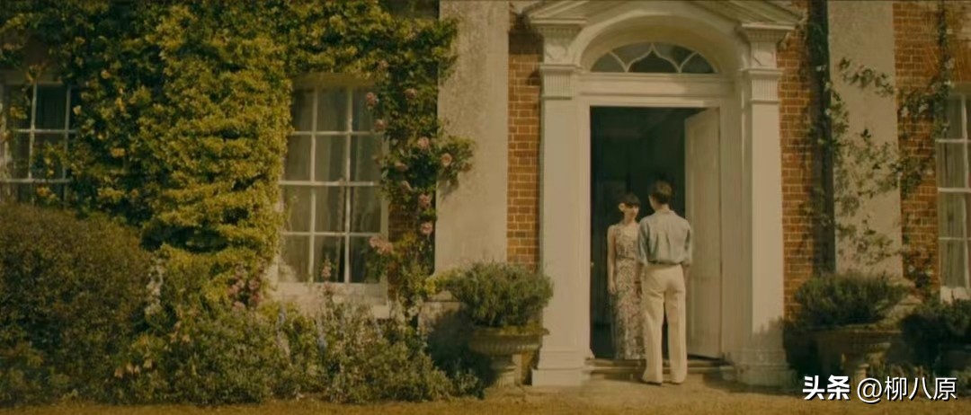 What is the purpose of the contrast and the setting of the tragic ...