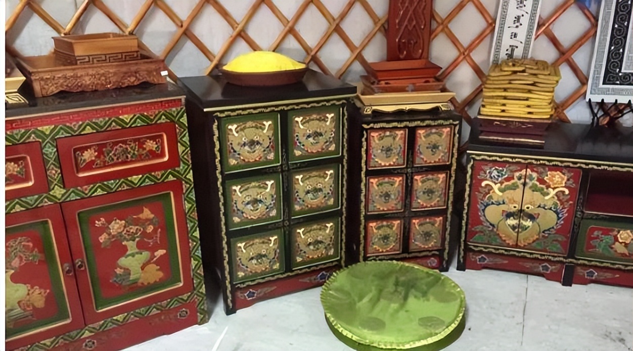 Decorative craft of Mongolian traditional furniture - iNEWS