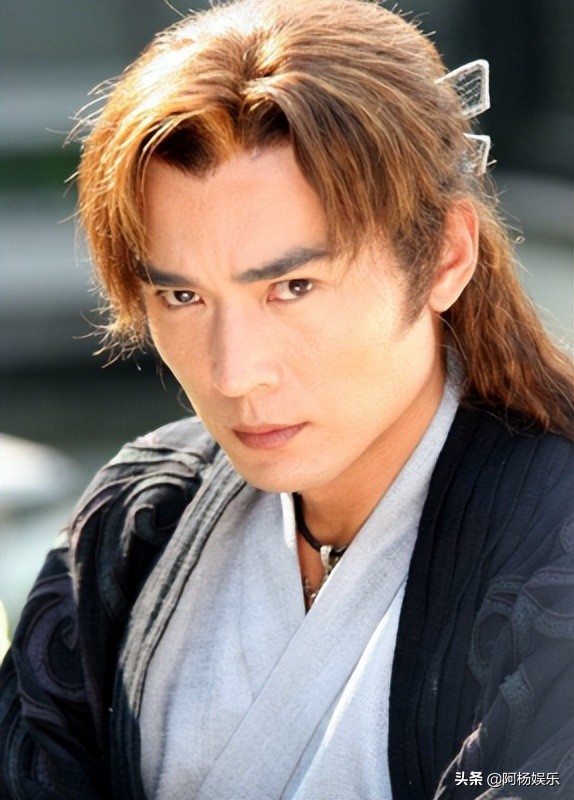 Jiao Enjun, a handsome man in ancient costume, filmed a kiss scene with ...