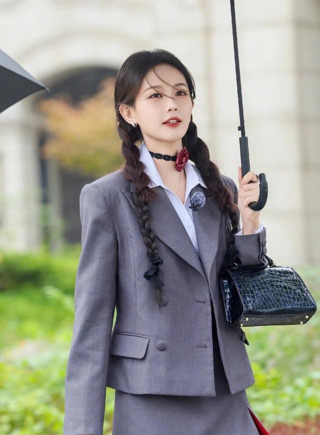 All the members of Female Push 2 work in uniforms. Qi Wei, Tian Xiwei ...