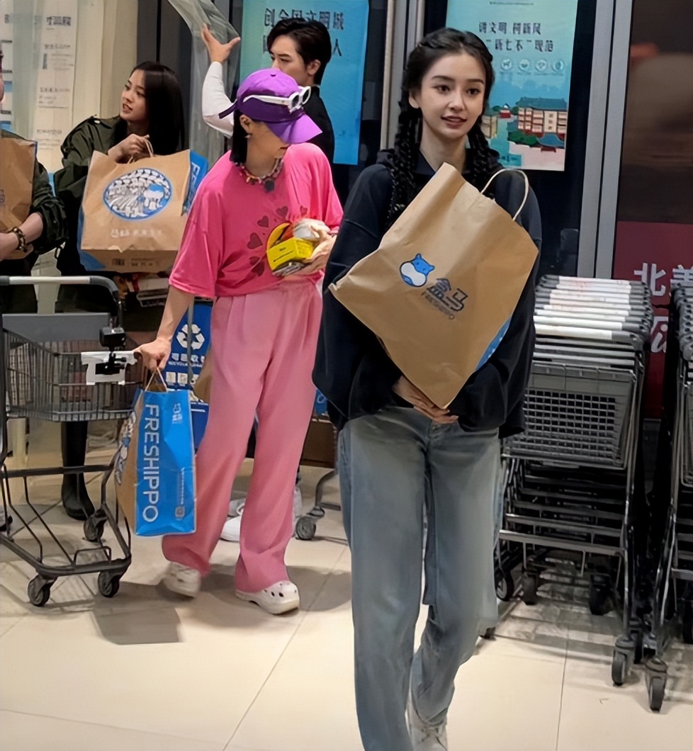 Yang Ying and Zhang Da went shopping in the supermarket. The two ...