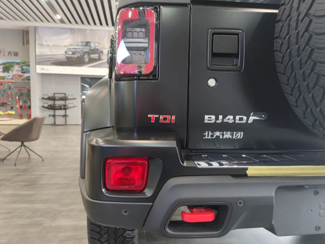 The fuel consumption is only 8.5L, the BJ40 plays the diesel card, and grabs the 300 tank ...