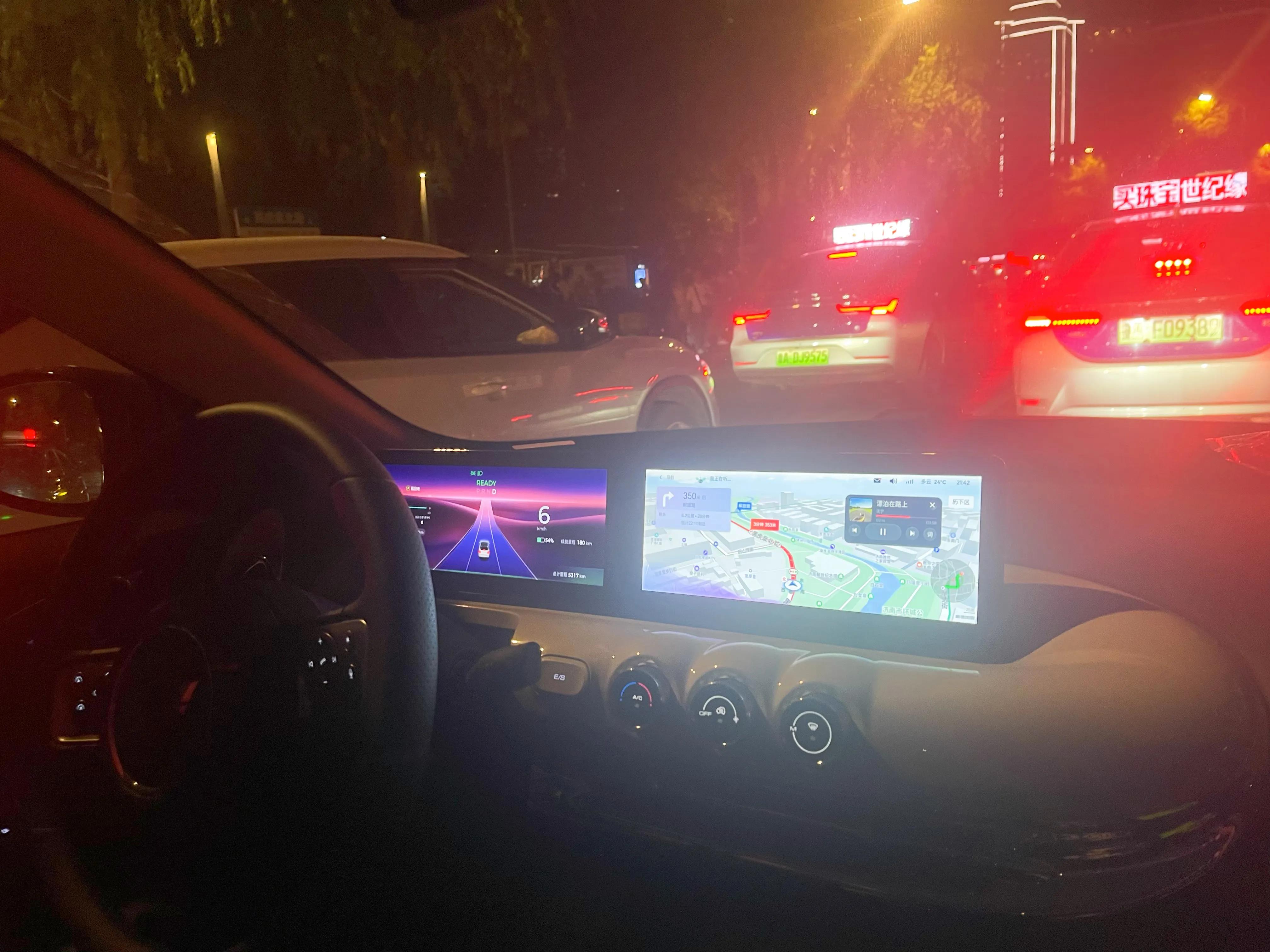 I'm driving my Binguo to Jiefang Pavilion - iMedia