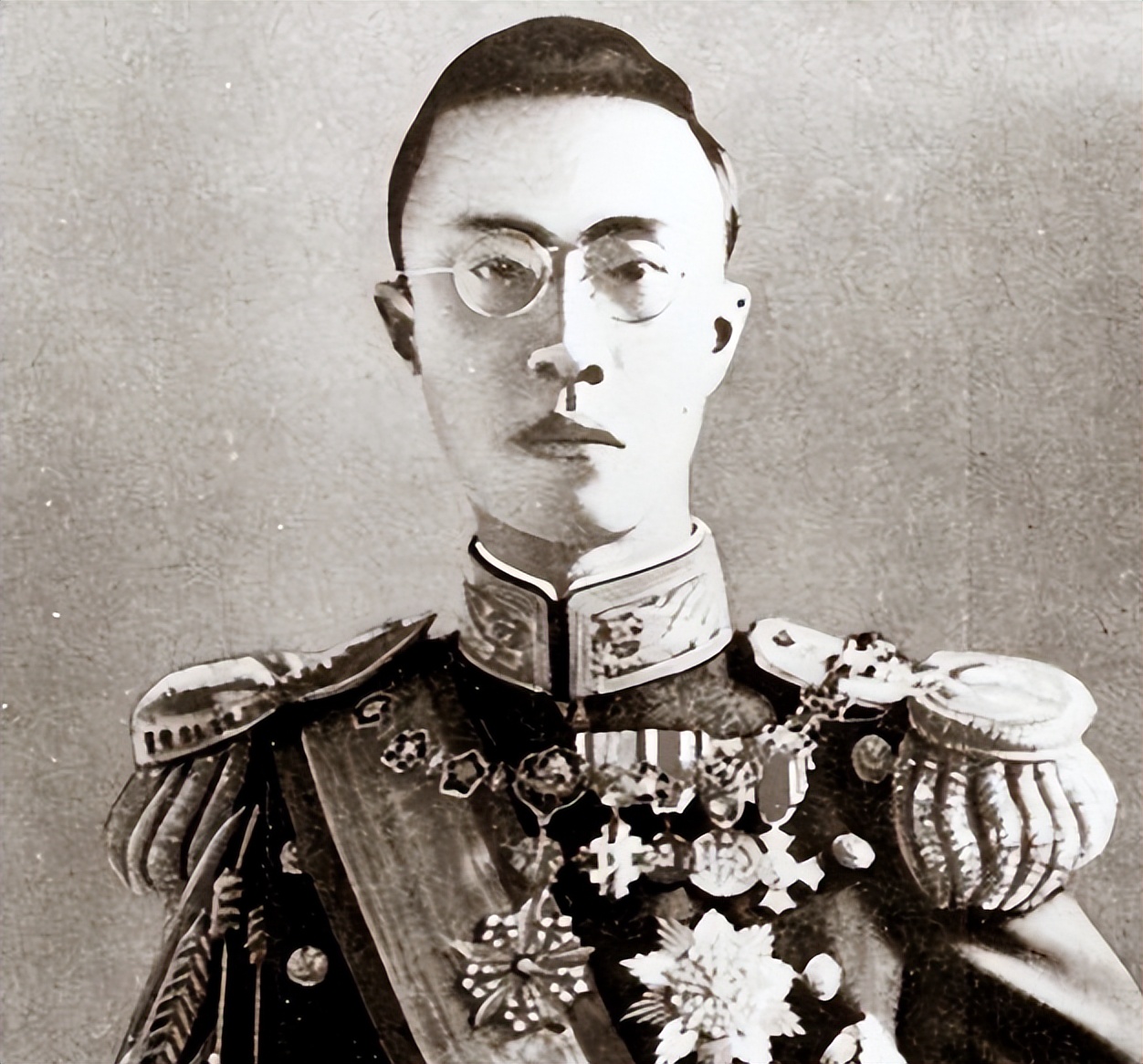 Pu Yi went to the Forbidden City to play, and said "he is my father" to ...