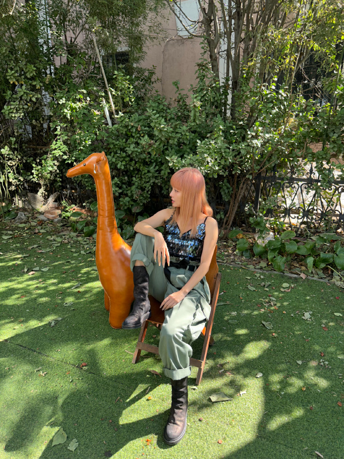 Zhang Jiani's long orange hair grabs the spotlight in outdoor beautiful ...