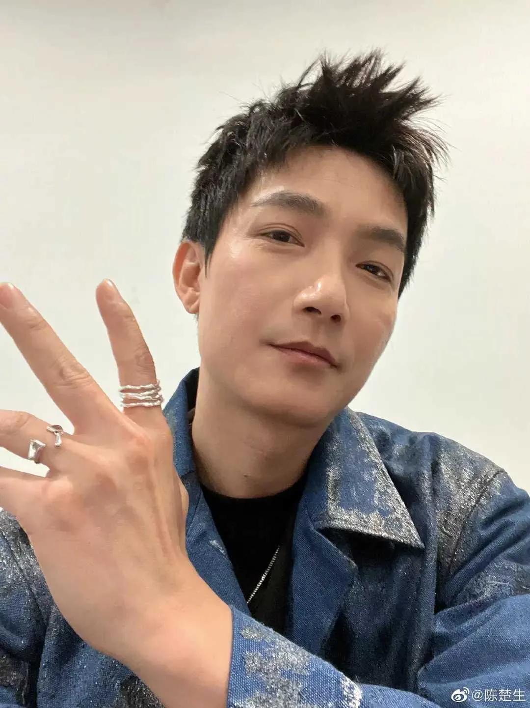 Chen Chusheng shared a family photo on Qixi Festival, a family of four ...