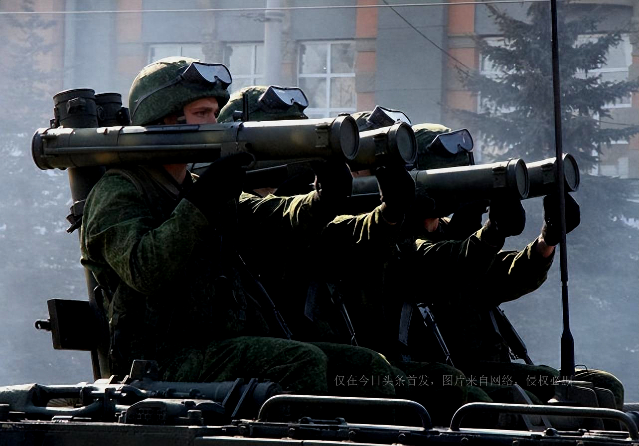 The Russian army's heavy tank appeared, loaded with cloud explosive ...