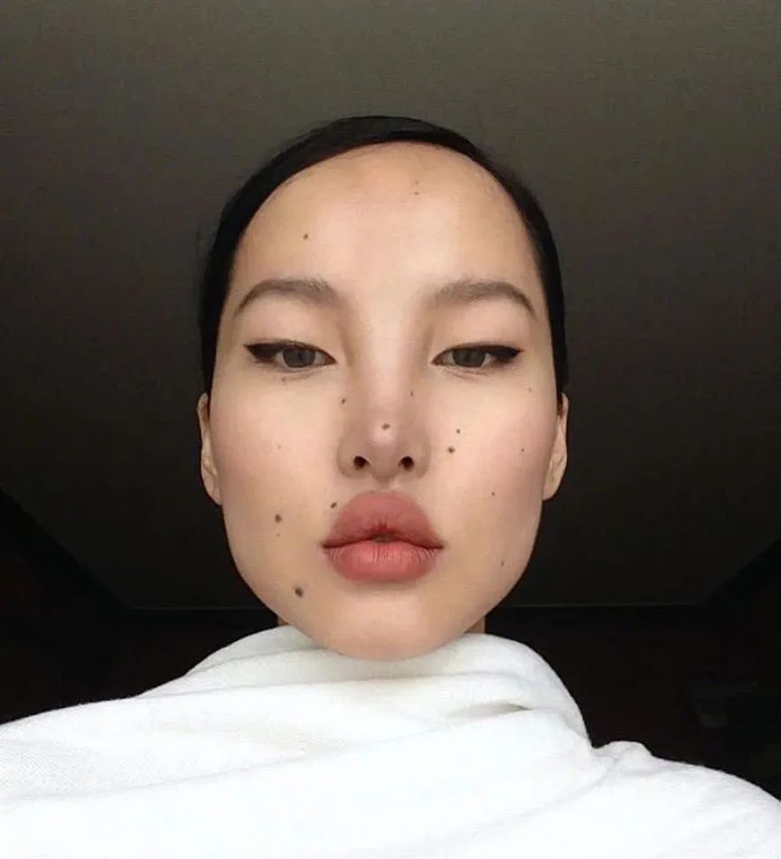 Tibetan model Tsunaina is popular abroad, with a mole on her face—the ...