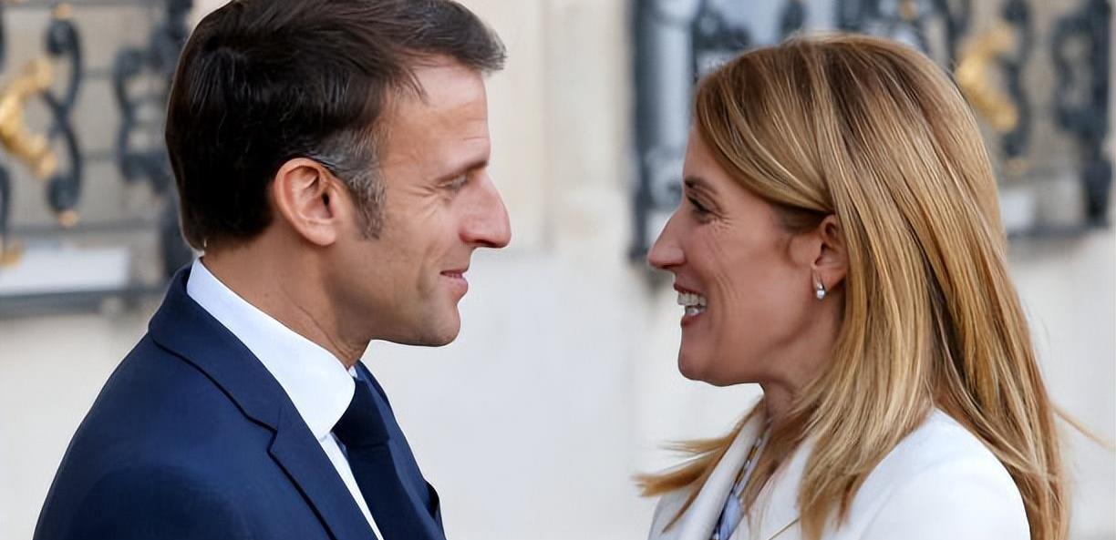Macron kissed Brigitte directly, so sweet! The people around were ...