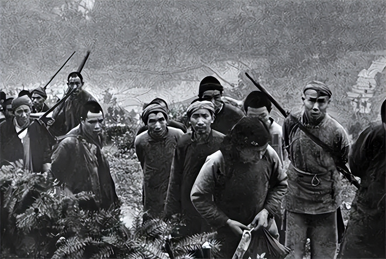 After being captured, Guo Ziyi took out a gold watch, and the platoon ...