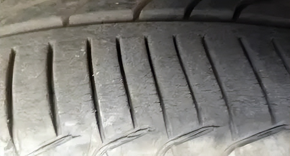 Is it normal for BMW tires to have small cracks or not? - iNEWS