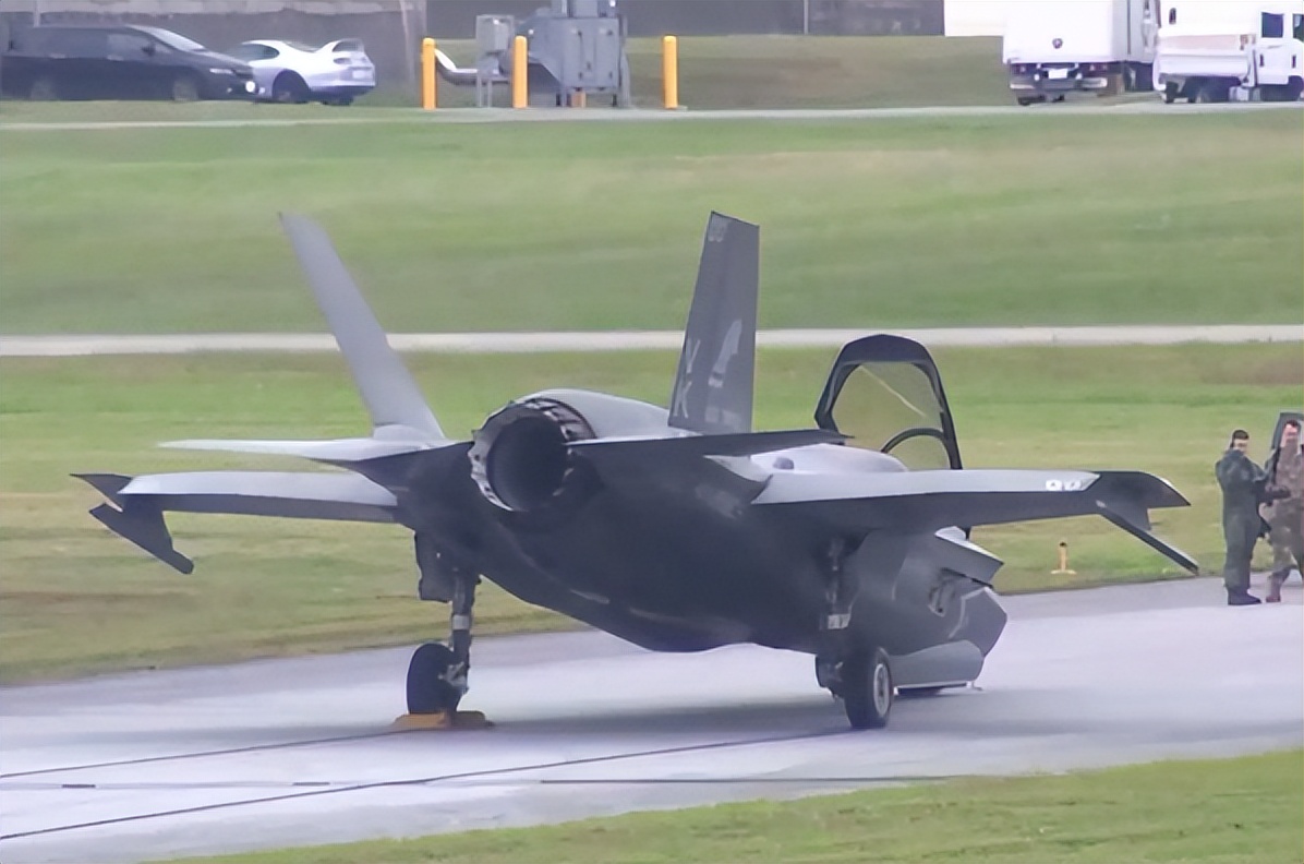 The Thai frigate encountered a storm, the huge waves directly ...