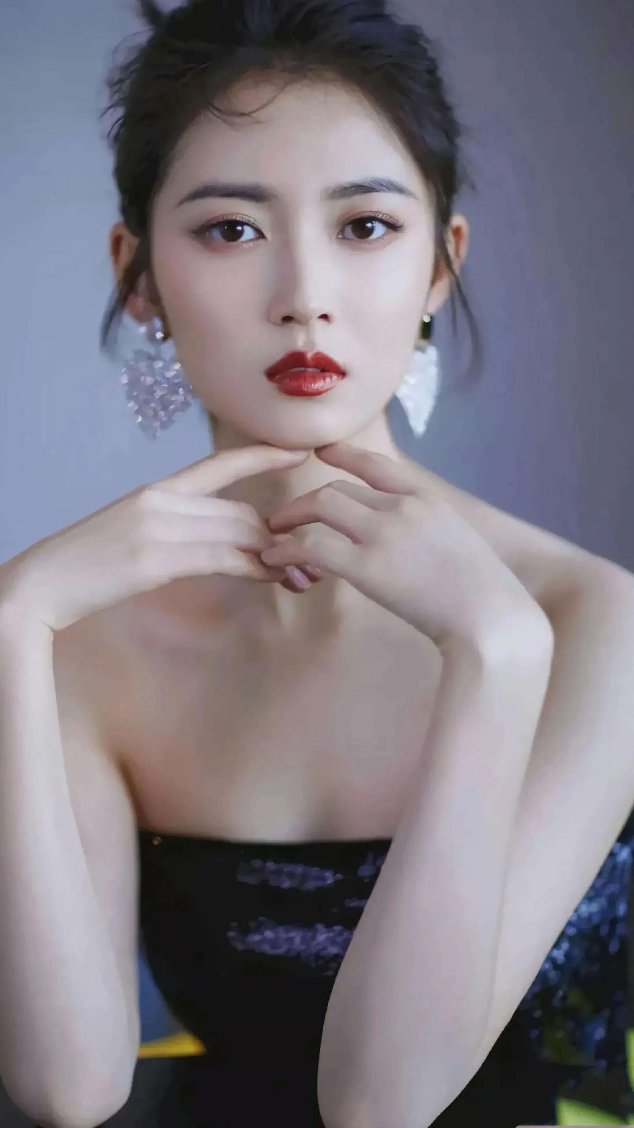 Chen Yuqi's exquisite atlas is beautiful and moving - iMedia