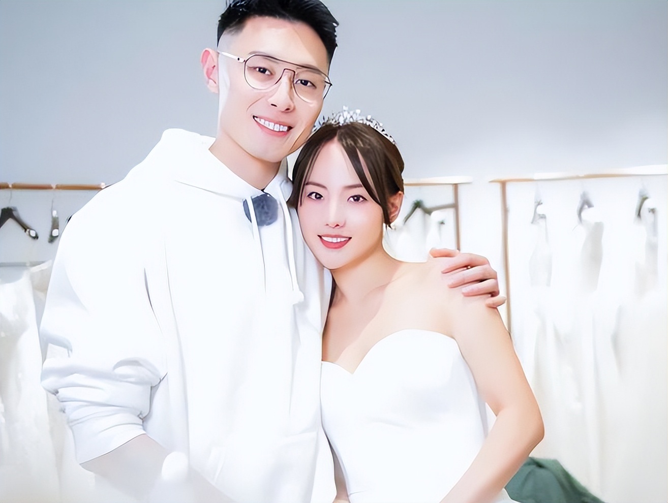 Zhang Jiani and her son shoot a magazine! The two sons look similar to ...