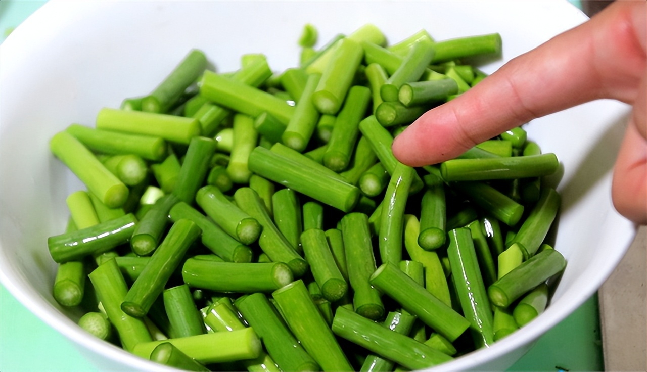 Fried garlic moss, remember not to blanch or fry directly, teach you a ...