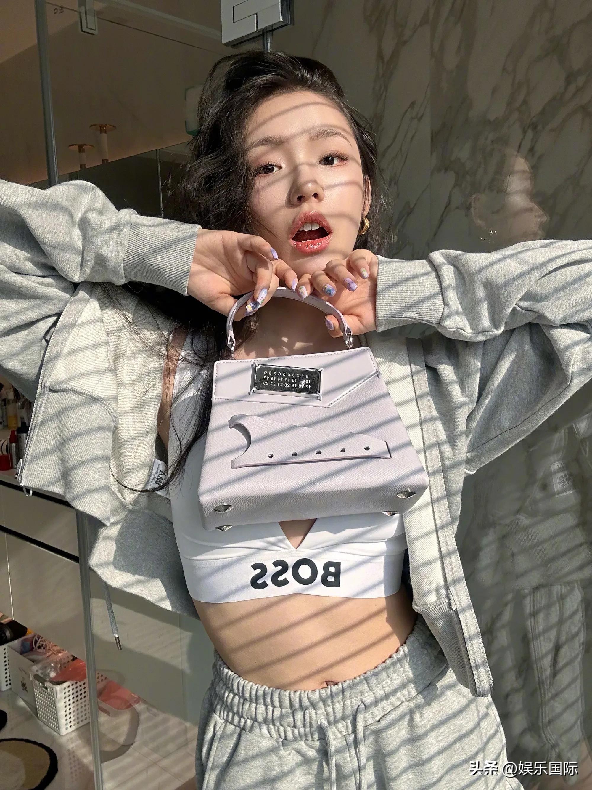 Lin Yun wears home clothes with thin waist and long legs, and looks ...