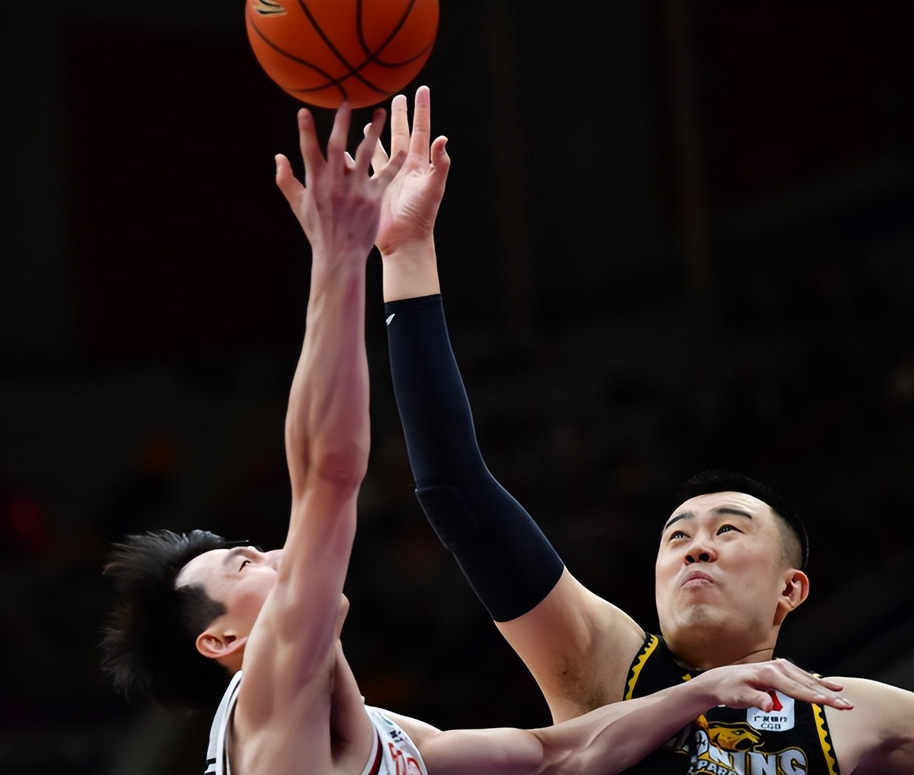 12 shots scored 20 points, 11 rebounds and 4 blocks! Han Dejun deserves ...