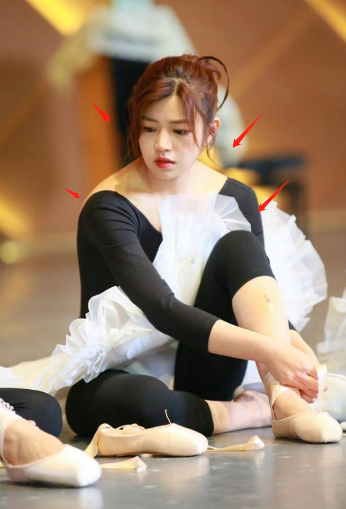 Chen Yanxi took her baby camping like a girl, wearing a coat worth tens ...