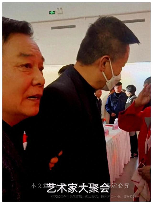 Artist gathering in Beijing: Yan Weiwen was helped to hug Li ...