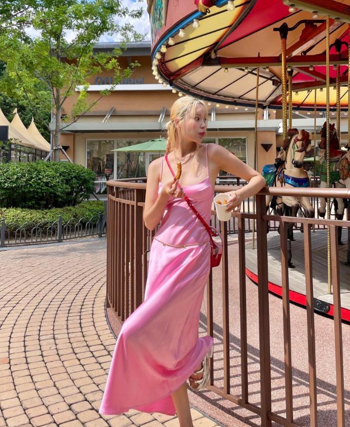 Ins fashion blogger Heejoo wears colors on his body, the colors are ...