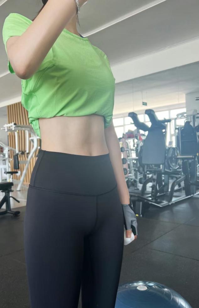 Tang Yixin seldom posted fitness photos, wearing a waistless dress to ...