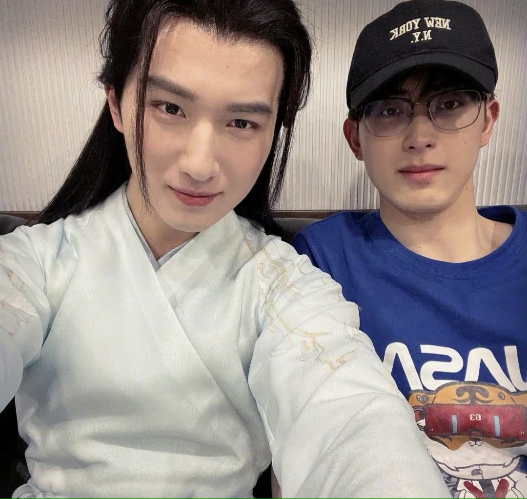 Li Hongyi's brother Guan Xuan gave birth to a daughter. The frontal ...