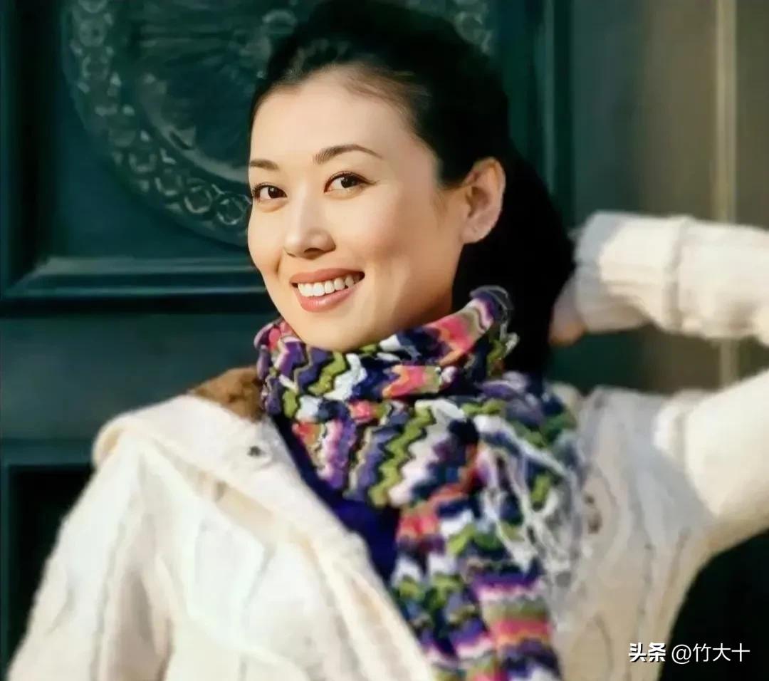 Li Hong, the most beautiful CCTV host, has 12 photos of her life, which ...