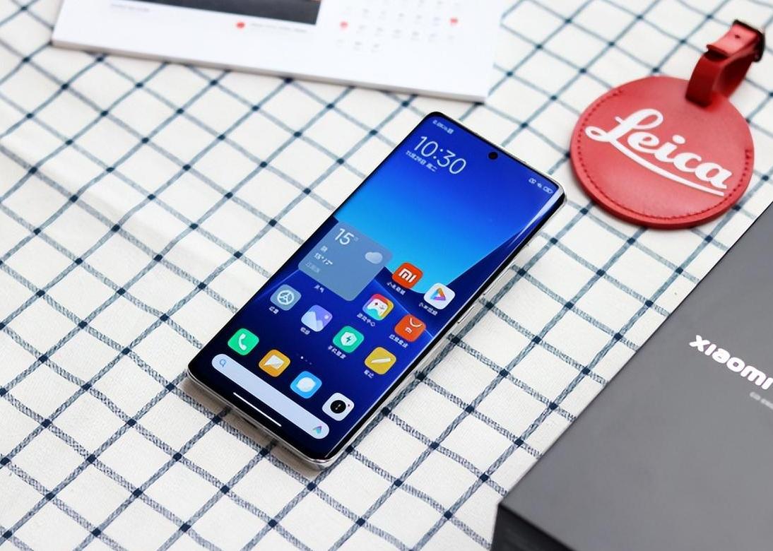 4 mobile phones with outstanding reputation in 2023, both Honor and ...