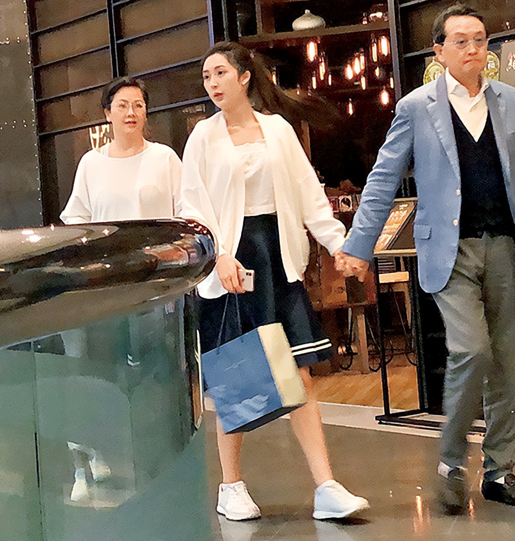 Liang Wanjing's family of three rarely shows up——My family has a daughter who has just grown up ...