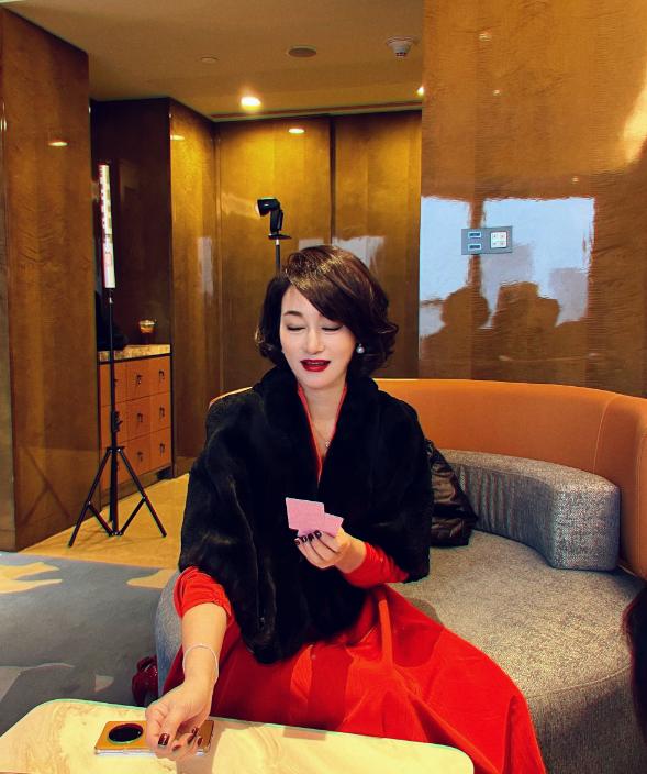 Weibo night 4 embarrassing moments: Huang Xiaoming baby in the same frame, Tang Yan was stopped ...