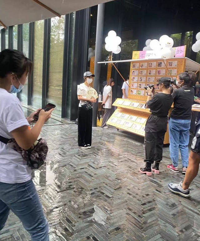 Sun Li Suyan participated in the children's charity sale. She was ...