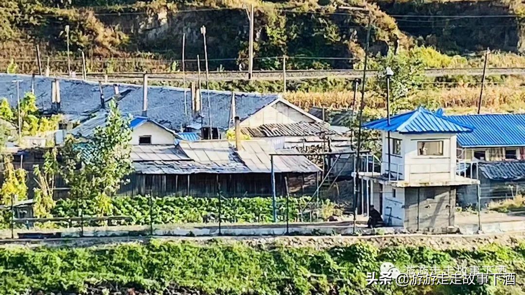 The Yalu River is separated by two worlds, and the autumn colors in the ...