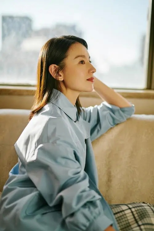 A netizen met Dong Jie in the pedestrian street. She is very thin, with ...