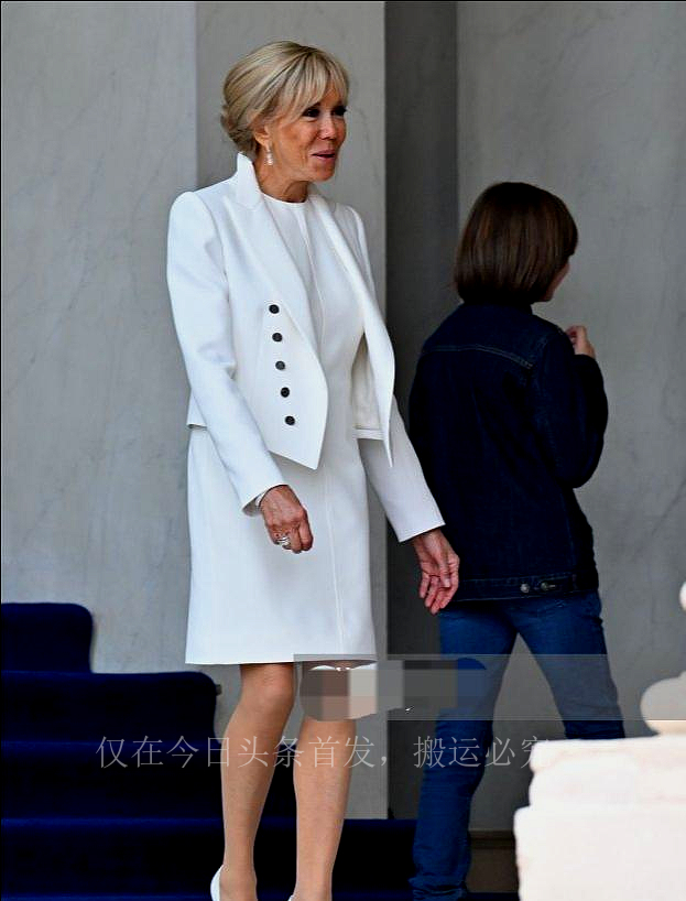 Macron's 72-year-old mother attended the inauguration ceremony, wearing ...