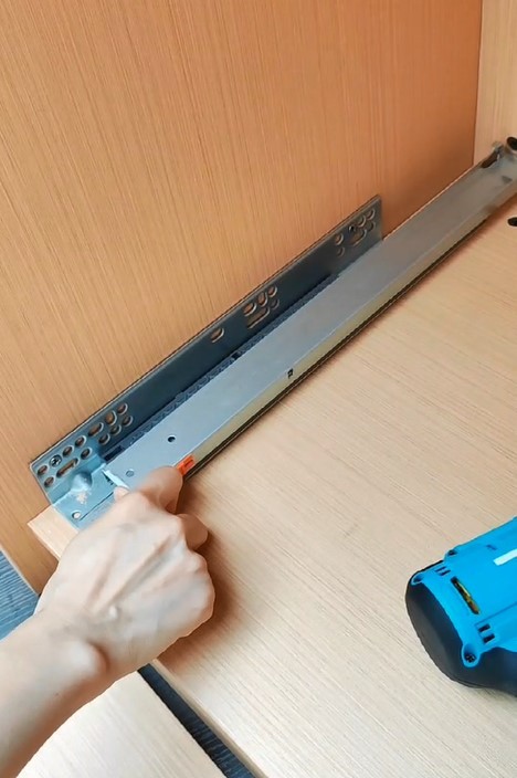 Precautions for Installing Bottom Slide Rails - iMedia