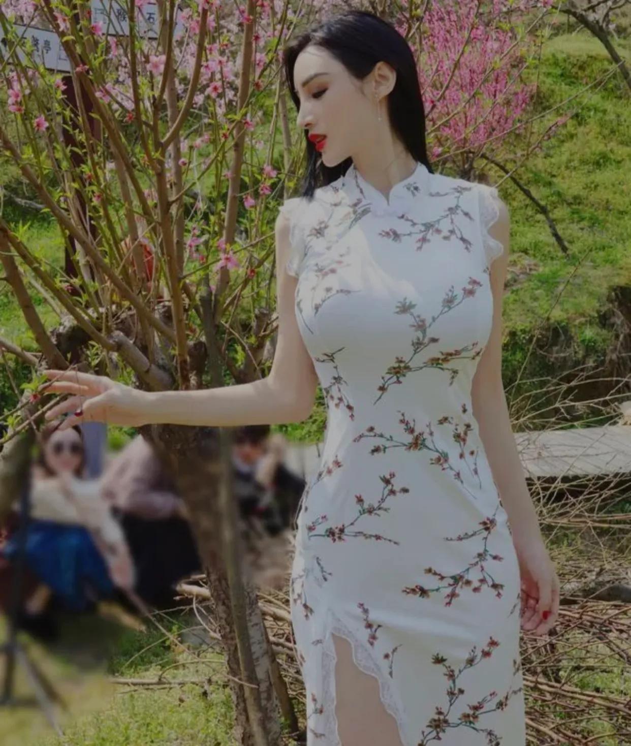 "China's No. 1 Car Model with Beautiful Legs" Wu Chunyi, a talented ...