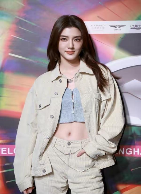 Wu Qianyu wore a sexy suspender dress to cook, and the dishes such as ...