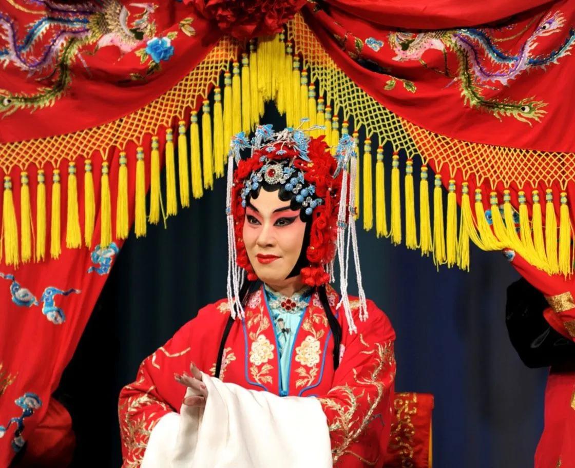 Nowadays, the artistic life of Peking opera actors is too short. In the ...