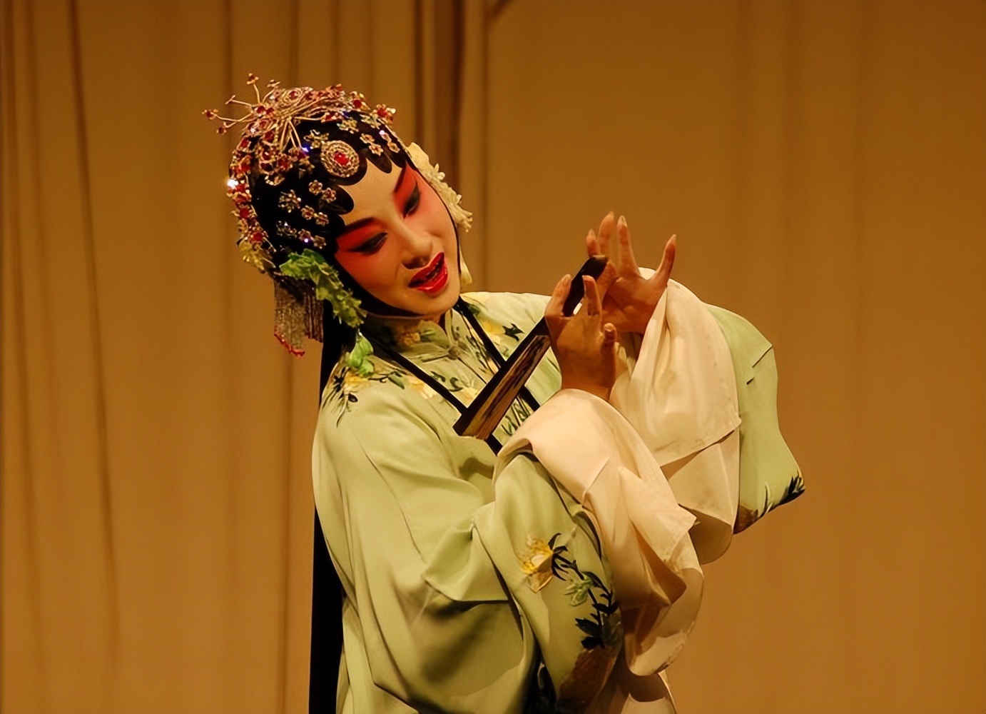 Explore the origin, expression technique and cultural connotation of ...