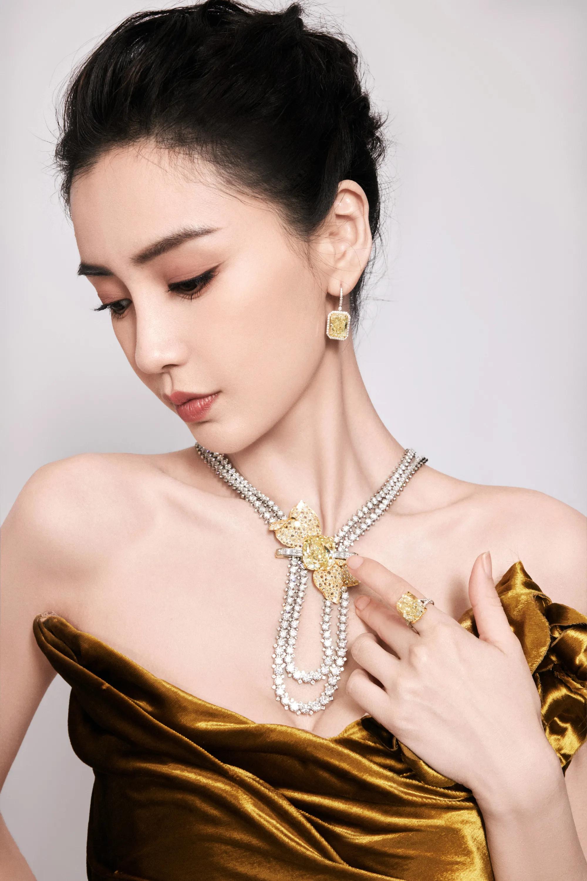 Angelababy Yang Ying is so beautiful in a golden tube top dress ...
