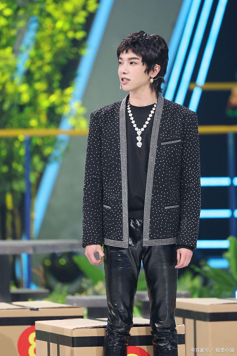Hua Chenyu is the leading singer-songwriter, why is the powerful stage ...