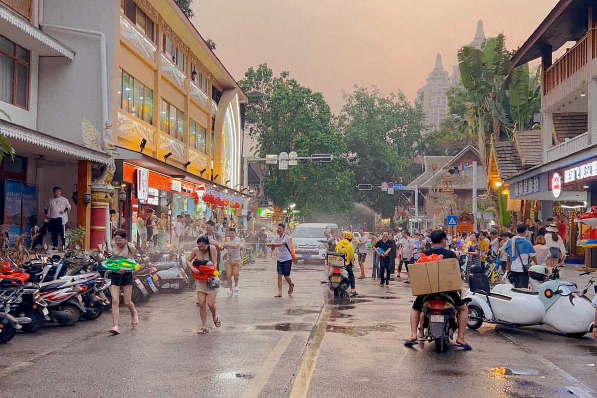 Dai calendar 1385 New Year's Day, I splashed water carnival in ...