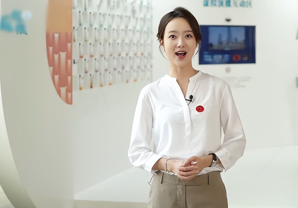 Relying on her looks, she is the youngest rising star in the hosting ...