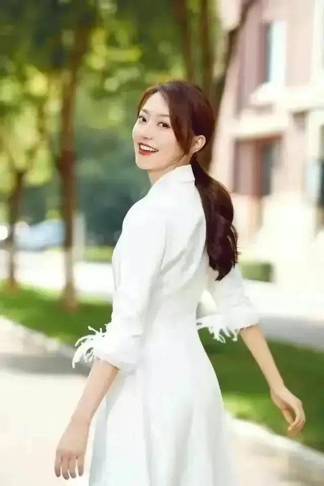 Huang Mengying: Fair and beautiful, pleasing to the eye - iMedia