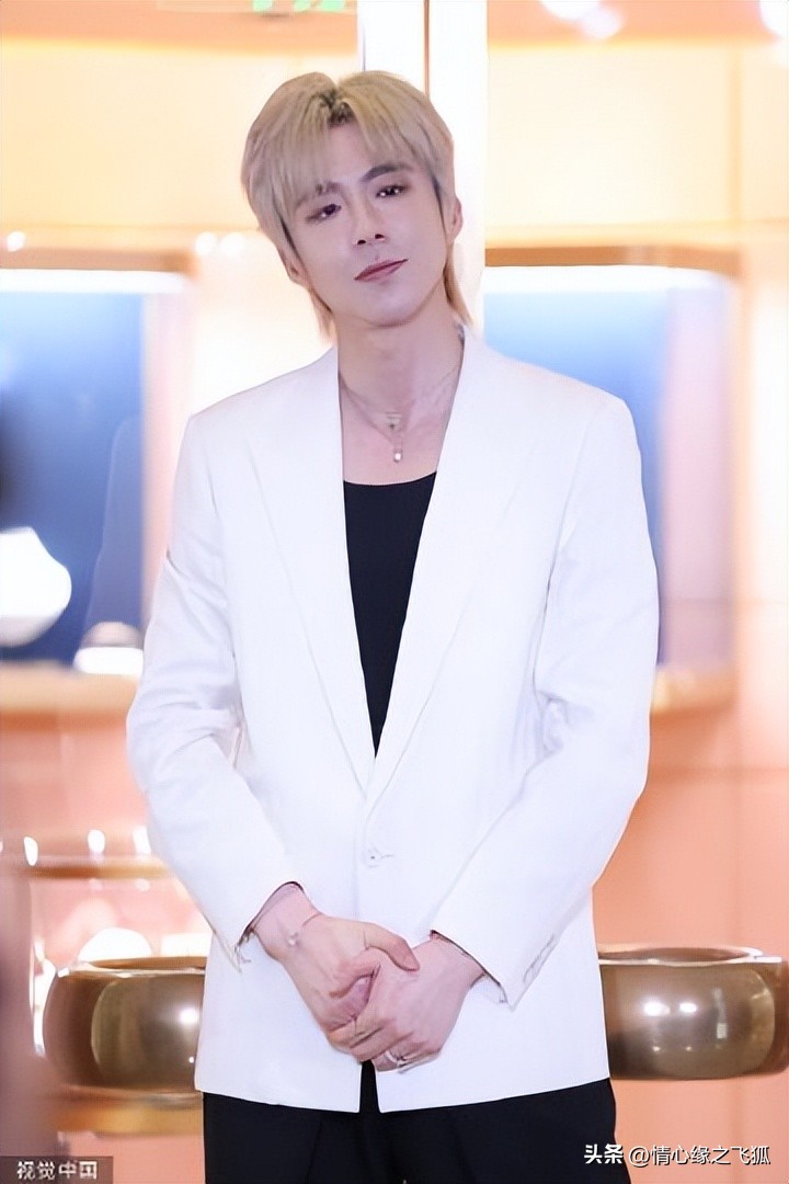 Modern brother Liu Yuning's activity picture, the noble son with silver ...