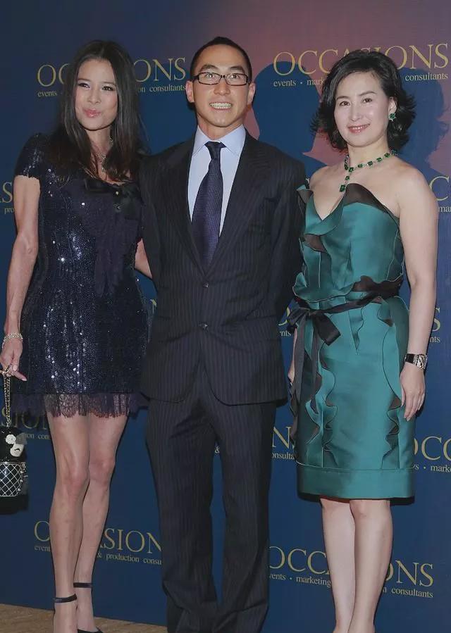 He Chaoqiong and He Chaoyi are really sisters. They stand side by side ...