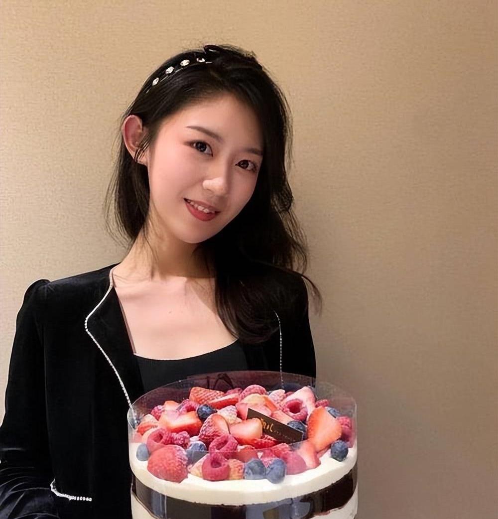 Zhang Zhenlin's ex-girlfriend posted a selfie! Wearing a cheongsam, she shows off her curvy ...