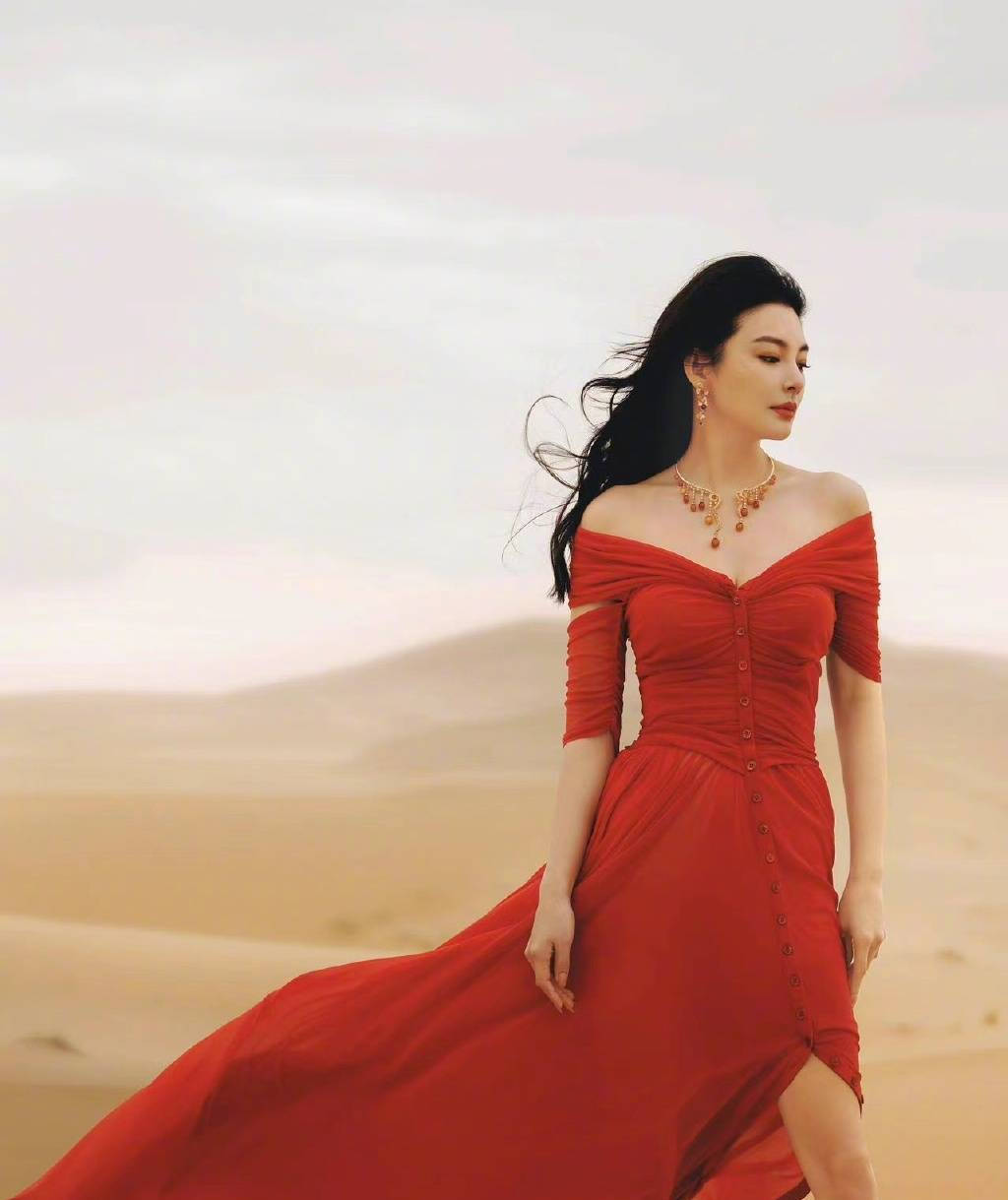 Zhang Yuqi's desert red dress released a large off-the-shoulder shape ...