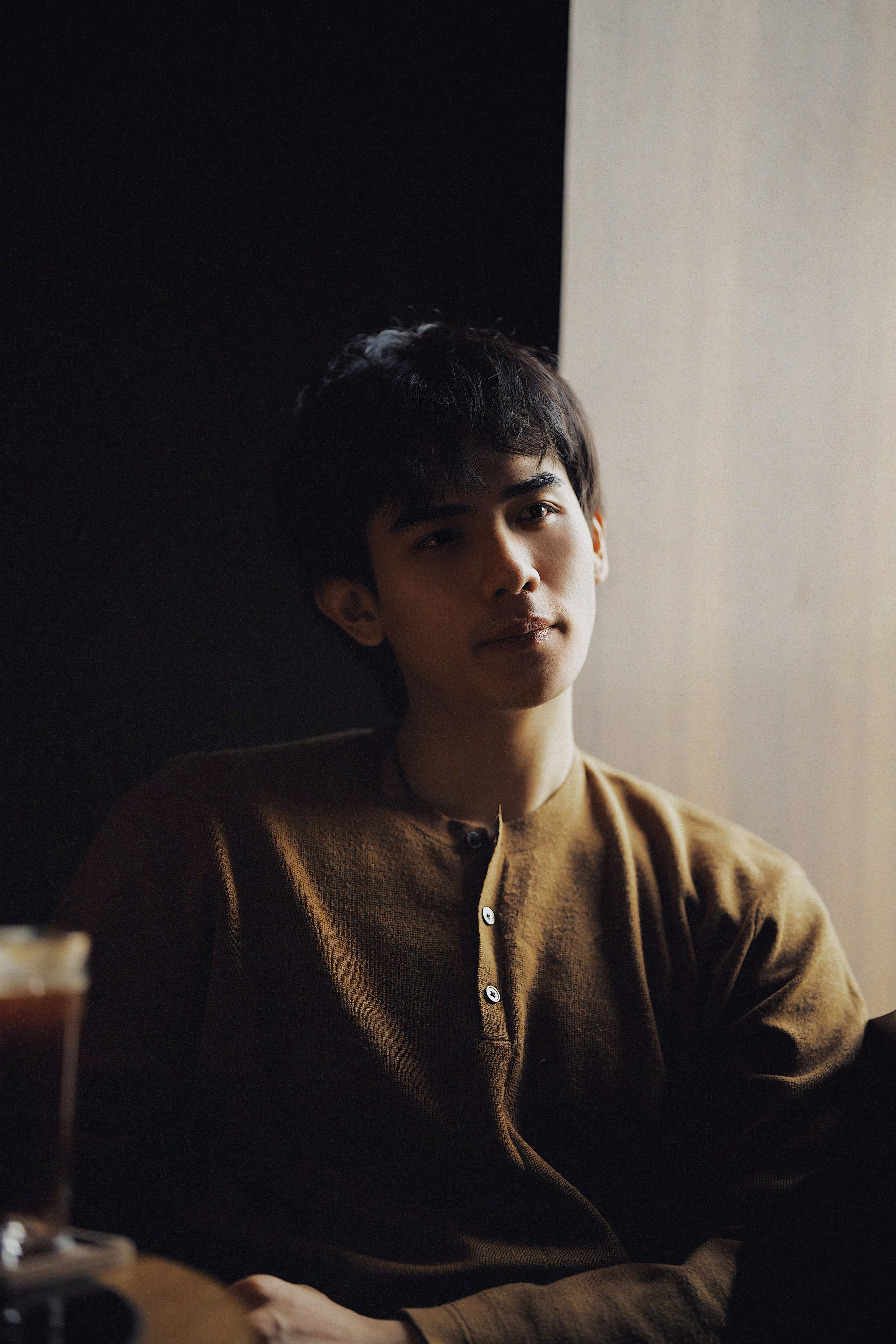 Huang Yiwei's warm photos show his handsome appearance and winter ...