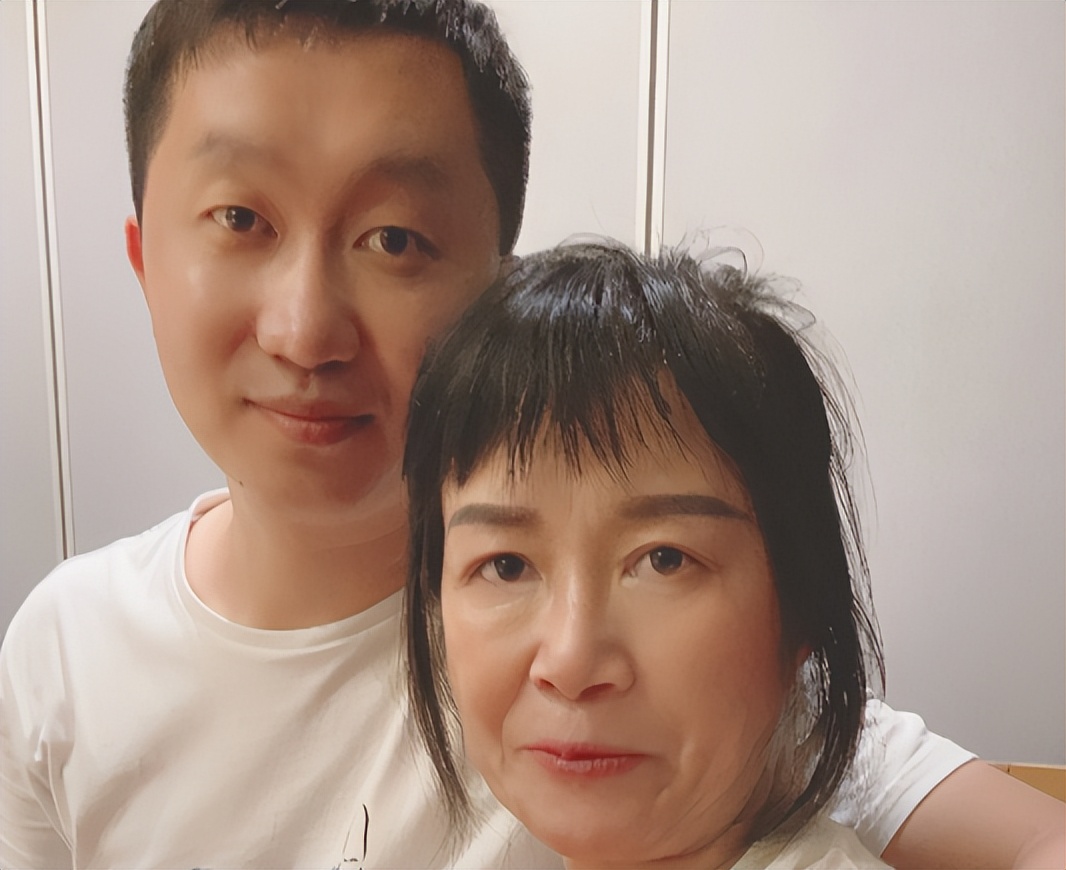 46-year-old Yu Xiuhua took a "stepdaughter" to take a family photo. The ...